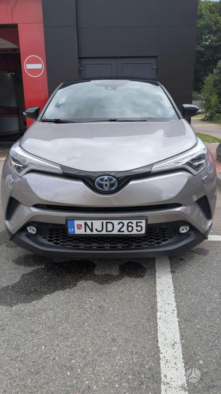 Grey Toyota C-HR 2018 in Kaunas, with an engine capacity of 1.80 L and mileage of 121 thousand km for 18000 €, photo 5 on AUTOMOTO.COM.LV