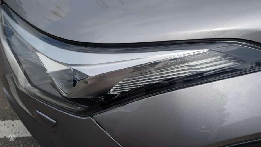 Grey Toyota C-HR 2018 in Kaunas, with an engine capacity of 1.80 L and mileage of 121 thousand km for 18000 €, photo 6 on AUTOMOTO.COM.LV