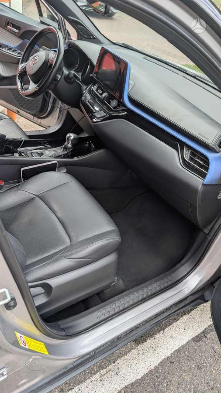 Grey Toyota C-HR 2018 in Kaunas, with an engine capacity of 1.80 L and mileage of 121 thousand km for 18000 €, photo 21 on AUTOMOTO.COM.LV