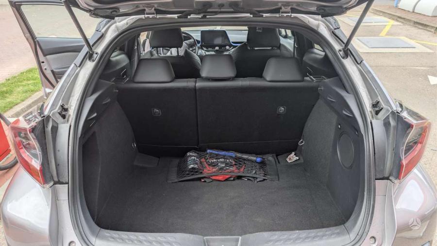 Grey Toyota C-HR 2018 in Kaunas, with an engine capacity of 1.80 L and mileage of 121 thousand km for 18000 €, photo 26 on AUTOMOTO.COM.LV