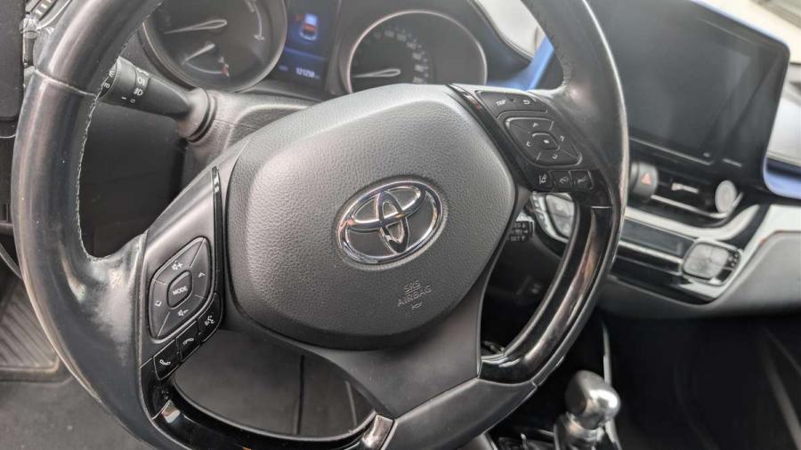 Grey Toyota C-HR 2018 in Kaunas, with an engine capacity of 1.80 L and mileage of 121 thousand km for 18000 €, photo 29 on AUTOMOTO.COM.LV
