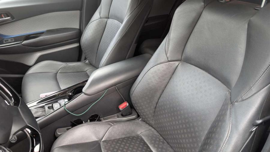 Grey Toyota C-HR 2018 in Kaunas, with an engine capacity of 1.80 L and mileage of 121 thousand km for 18000 €, photo 30 on AUTOMOTO.COM.LV