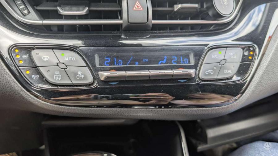 Grey Toyota C-HR 2018 in Kaunas, with an engine capacity of 1.80 L and mileage of 121 thousand km for 18000 €, photo 51 on AUTOMOTO.COM.LV