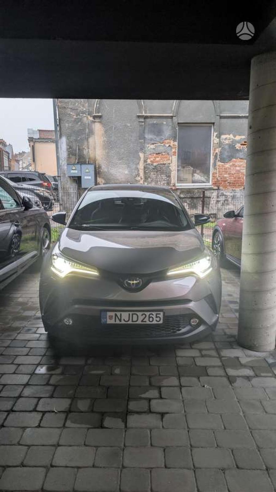Grey Toyota C-HR 2018 in Kaunas, with an engine capacity of 1.80 L and mileage of 121 thousand km for 18000 €, photo 53 on AUTOMOTO.COM.LV