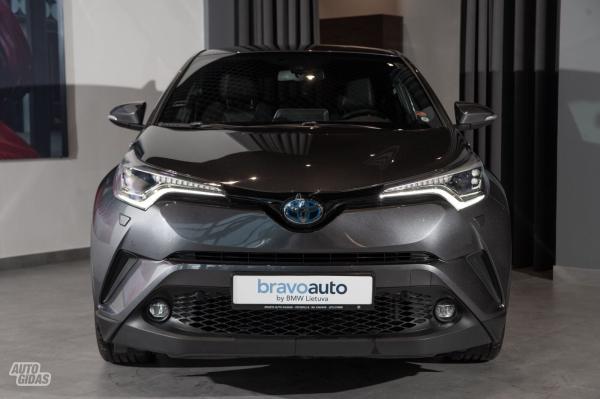 Pelēks Toyota C-HR 2018 Kauņa, ar dzinēja tilpumu 1.80 L un nobraukumu 92 tūkst. km par 20771 €, foto 2 vietnē AUTOMOTO.COM.LV