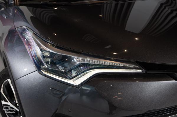 Pelēks Toyota C-HR 2018 Kauņa, ar dzinēja tilpumu 1.80 L un nobraukumu 92 tūkst. km par 20771 €, foto 4 vietnē AUTOMOTO.COM.LV