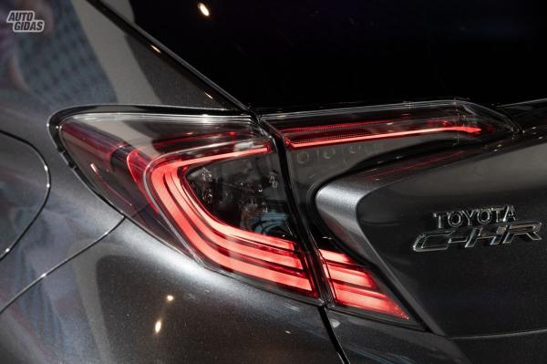 Pelēks Toyota C-HR 2018 Kauņa, ar dzinēja tilpumu 1.80 L un nobraukumu 92 tūkst. km par 20771 €, foto 8 vietnē AUTOMOTO.COM.LV