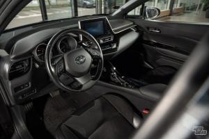 Grey Toyota C-HR 2018 in Kaunas, with an engine capacity of 1.80 L and mileage of 92 thousand km for 20771 €, photo 13 on AUTOMOTO.COM.LV