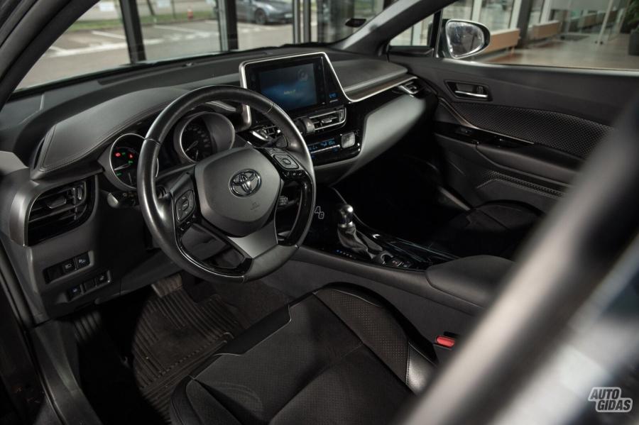 Grey Toyota C-HR 2018 in Kaunas, with an engine capacity of 1.80 L and mileage of 92 thousand km for 20771 €, photo 13 on AUTOMOTO.COM.LV