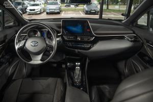 Grey Toyota C-HR 2018 in Kaunas, with an engine capacity of 1.80 L and mileage of 92 thousand km for 20771 €, photo 14 on AUTOMOTO.COM.LV