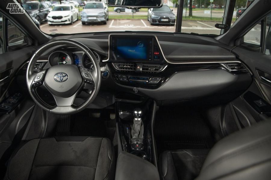 Grey Toyota C-HR 2018 in Kaunas, with an engine capacity of 1.80 L and mileage of 92 thousand km for 20771 €, photo 14 on AUTOMOTO.COM.LV
