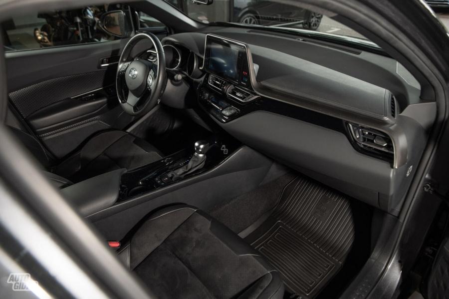 Grey Toyota C-HR 2018 in Kaunas, with an engine capacity of 1.80 L and mileage of 92 thousand km for 20771 €, photo 15 on AUTOMOTO.COM.LV
