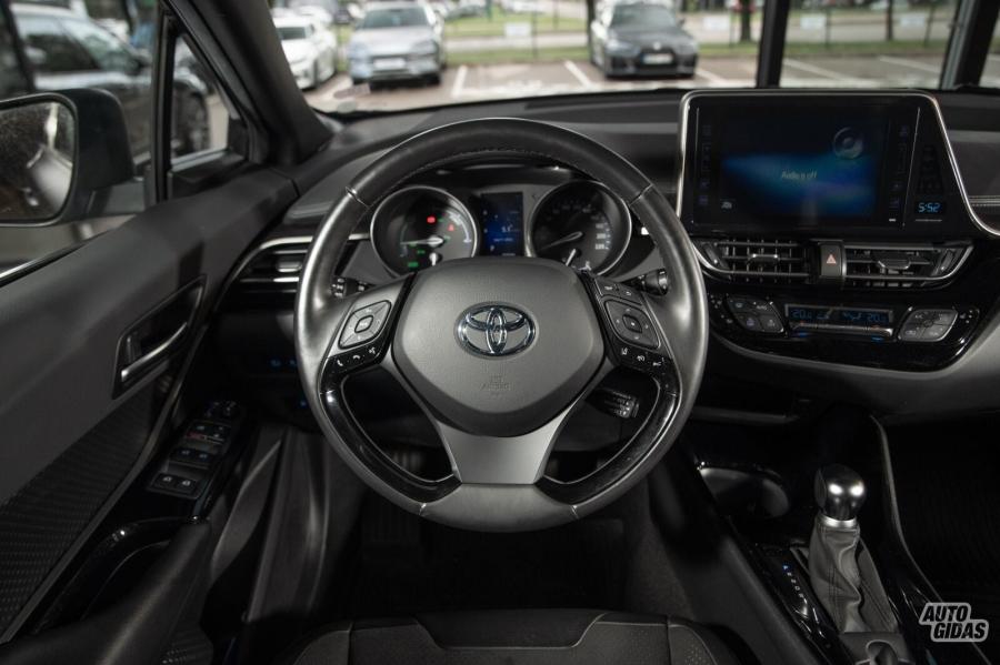 Grey Toyota C-HR 2018 in Kaunas, with an engine capacity of 1.80 L and mileage of 92 thousand km for 20771 €, photo 16 on AUTOMOTO.COM.LV