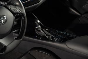 Grey Toyota C-HR 2018 in Kaunas, with an engine capacity of 1.80 L and mileage of 92 thousand km for 20771 €, photo 19 on AUTOMOTO.COM.LV