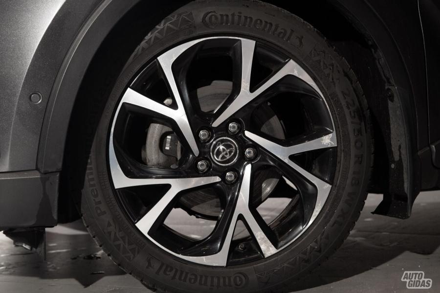 Grey Toyota C-HR 2018 in Kaunas, with an engine capacity of 1.80 L and mileage of 92 thousand km for 20771 €, photo 23 on AUTOMOTO.COM.LV