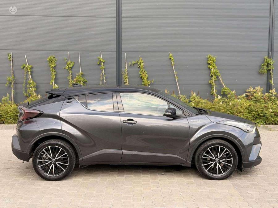 Серый Тойота C-HR 2018 в Вильнюс, объемом двигателя 1.80 л и пробегом 144 тыс. км за 16350 €, фото 5 на AUTOMOTO.COM.LV