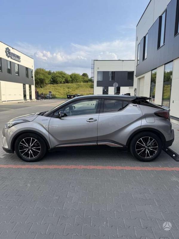 Pelēks Toyota C-HR 2018 Viļņa, ar dzinēja tilpumu 1.80 L un nobraukumu 120 tūkst. km par 15999 €, foto 5 vietnē AUTOMOTO.COM.LV