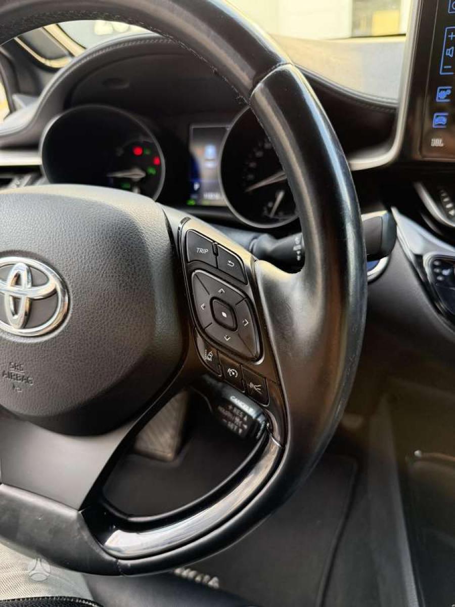 Pelēks Toyota C-HR 2018 Viļņa, ar dzinēja tilpumu 1.80 L un nobraukumu 120 tūkst. km par 15999 €, foto 19 vietnē AUTOMOTO.COM.LV