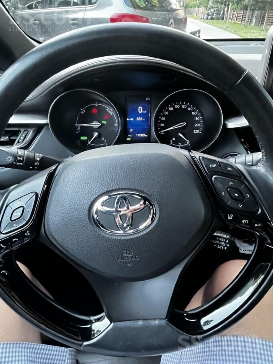Серый Тойота C-HR 2018 в Юрмала, объемом двигателя 1.80 л и пробегом 112 тыс. км за 17990 €, фото 1 на AUTOMOTO.COM.LV