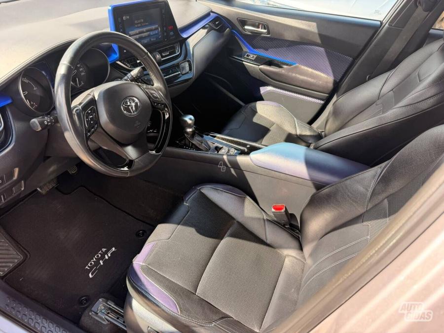 Pelēks Toyota C-HR 2018 Kauņa, ar dzinēja tilpumu 1.80 L un nobraukumu 150 tūkst. km par 16999 €, foto 23 vietnē AUTOMOTO.COM.LV