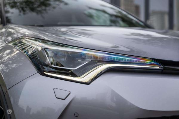 Серый Тойота C-HR 2018 в Вильнюс, объемом двигателя 1.80 л и пробегом 135 тыс. км за 15900 €, фото 4 на AUTOMOTO.COM.LV