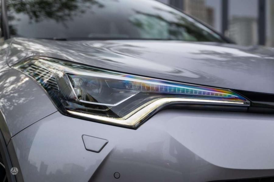Grey Toyota C-HR 2018 in Vilnius, with an engine capacity of 1.80 L and mileage of 135 thousand km for 15900 €, photo 4 on AUTOMOTO.COM.LV