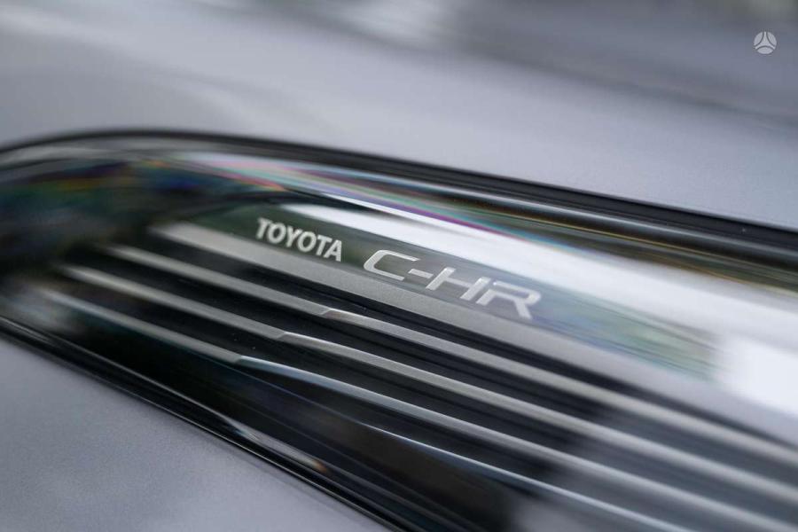 Grey Toyota C-HR 2018 in Vilnius, with an engine capacity of 1.80 L and mileage of 135 thousand km for 15900 €, photo 5 on AUTOMOTO.COM.LV