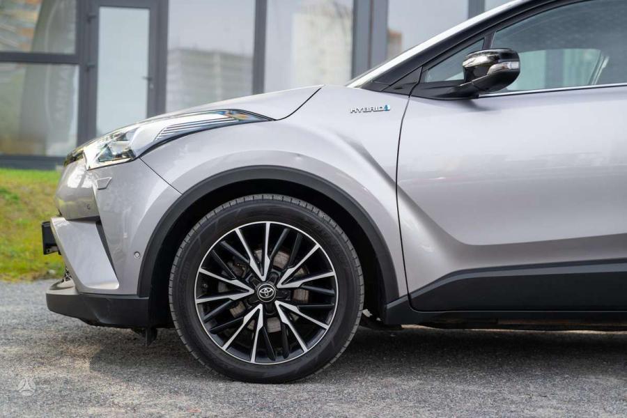Grey Toyota C-HR 2018 in Vilnius, with an engine capacity of 1.80 L and mileage of 135 thousand km for 15900 €, photo 12 on AUTOMOTO.COM.LV