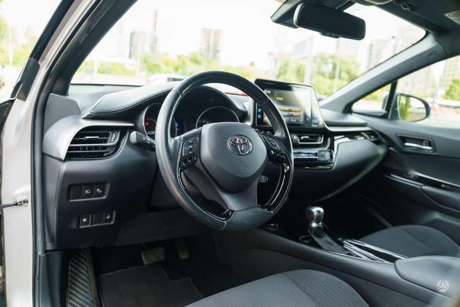 Grey Toyota C-HR 2018 in Vilnius, with an engine capacity of 1.80 L and mileage of 135 thousand km for 15900 €, photo 21 on AUTOMOTO.COM.LV