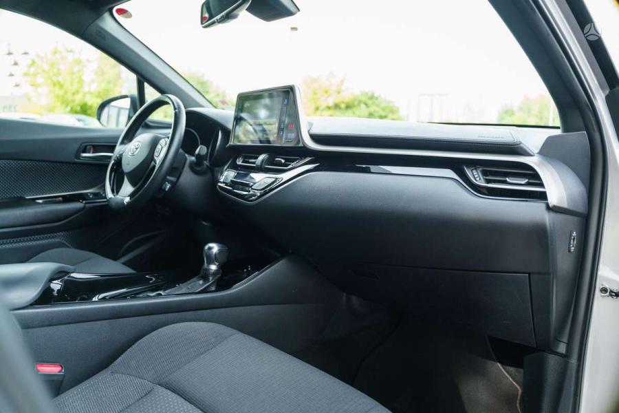 Grey Toyota C-HR 2018 in Vilnius, with an engine capacity of 1.80 L and mileage of 135 thousand km for 15900 €, photo 23 on AUTOMOTO.COM.LV