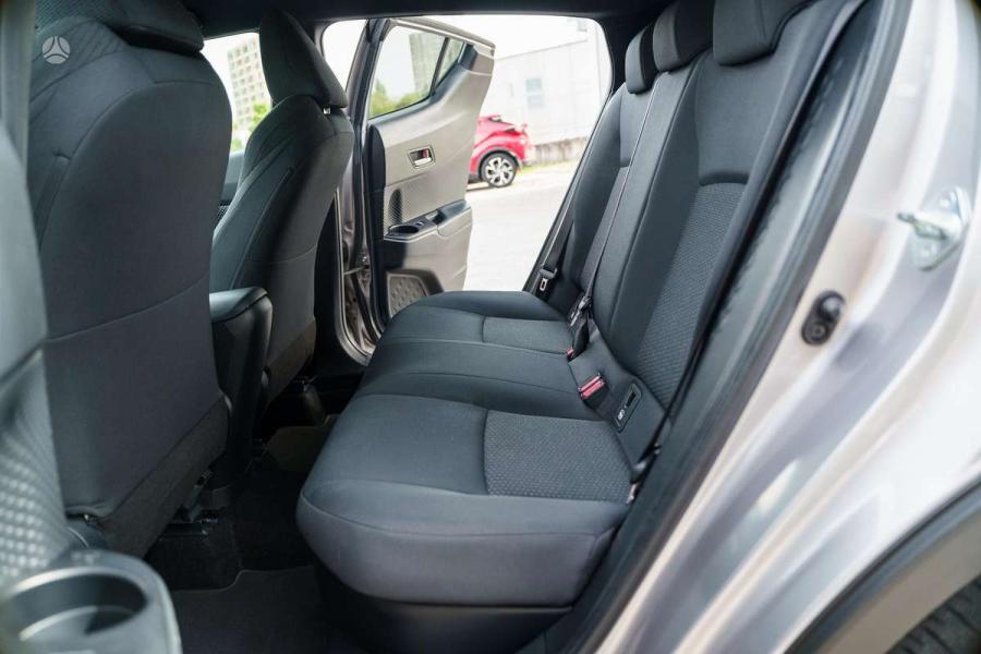 Grey Toyota C-HR 2018 in Vilnius, with an engine capacity of 1.80 L and mileage of 135 thousand km for 15900 €, photo 26 on AUTOMOTO.COM.LV