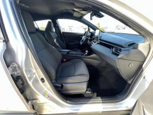 Pelēks Toyota C-HR 2018 Šauļi, ar dzinēja tilpumu 1.80 L un nobraukumu 181 tūkst. km par 14250 €, foto 25 vietnē AUTOMOTO.COM.LV