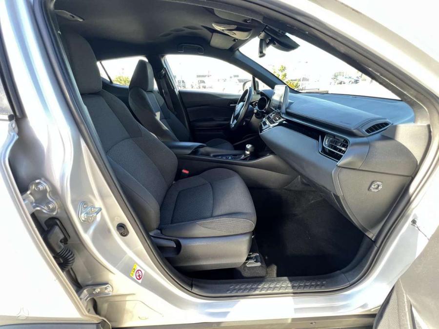 Pelēks Toyota C-HR 2018 Šauļi, ar dzinēja tilpumu 1.80 L un nobraukumu 181 tūkst. km par 14250 €, foto 25 vietnē AUTOMOTO.COM.LV