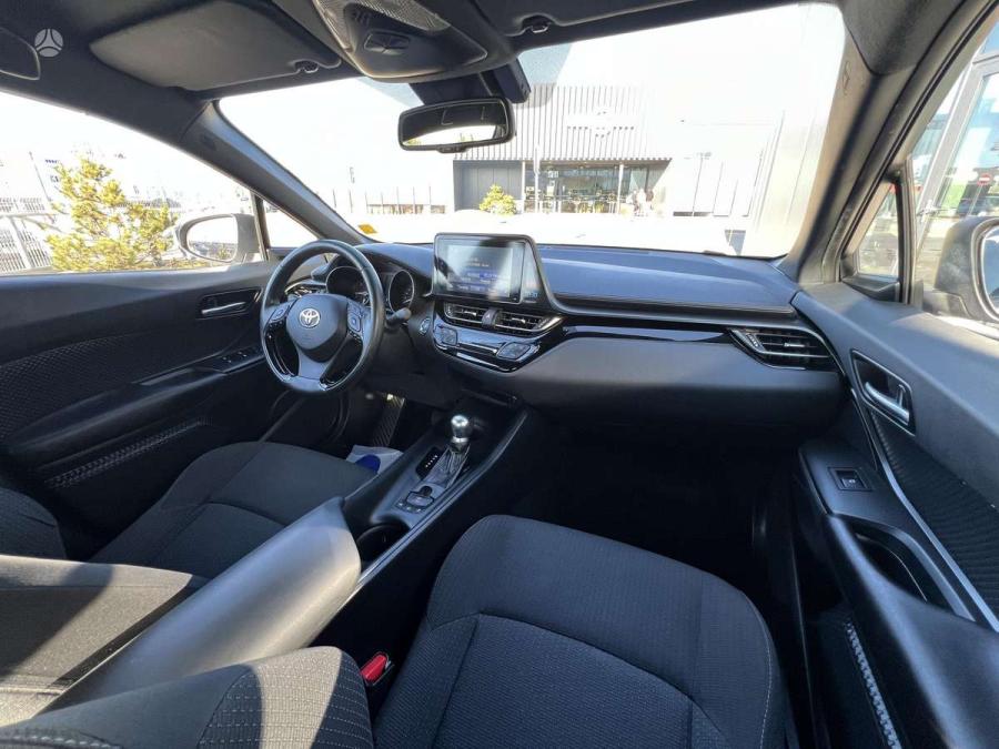 Pelēks Toyota C-HR 2018 Šauļi, ar dzinēja tilpumu 1.80 L un nobraukumu 181 tūkst. km par 14250 €, foto 26 vietnē AUTOMOTO.COM.LV