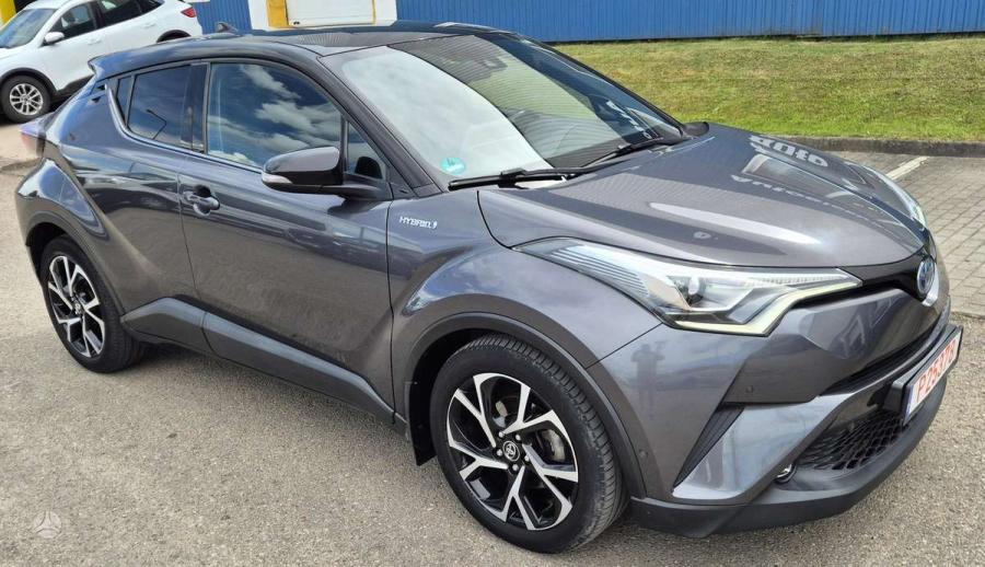 Pelēks Toyota C-HR 2018 Šauļi, ar dzinēja tilpumu 1.80 L un nobraukumu 95 tūkst. km par 16800 €, foto 1 vietnē AUTOMOTO.COM.LV
