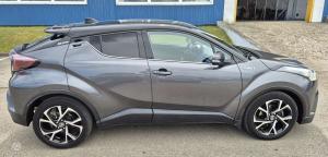 Pelēks Toyota C-HR 2018 Šauļi, ar dzinēja tilpumu 1.80 L un nobraukumu 95 tūkst. km par 16800 €, foto 3 vietnē AUTOMOTO.COM.LV