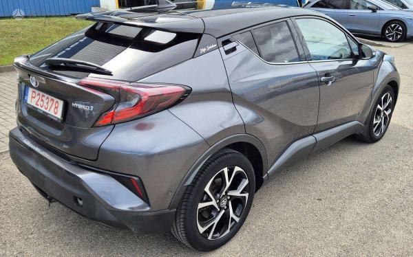 Pelēks Toyota C-HR 2018 Šauļi, ar dzinēja tilpumu 1.80 L un nobraukumu 95 tūkst. km par 16800 €, foto 4 vietnē AUTOMOTO.COM.LV