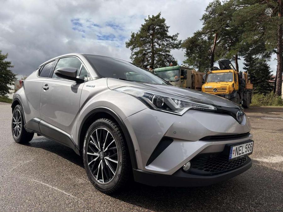 Grey Toyota C-HR 2018 in Utena, with an engine capacity of 1.80 L and mileage of 106 thousand km for 16700 €, photo 3 on AUTOMOTO.COM.LV