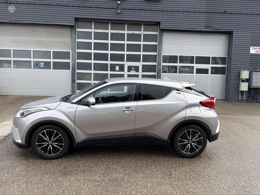 Grey Toyota C-HR 2018 in Utena, with an engine capacity of 1.80 L and mileage of 106 thousand km for 16700 €, photo 4 on AUTOMOTO.COM.LV