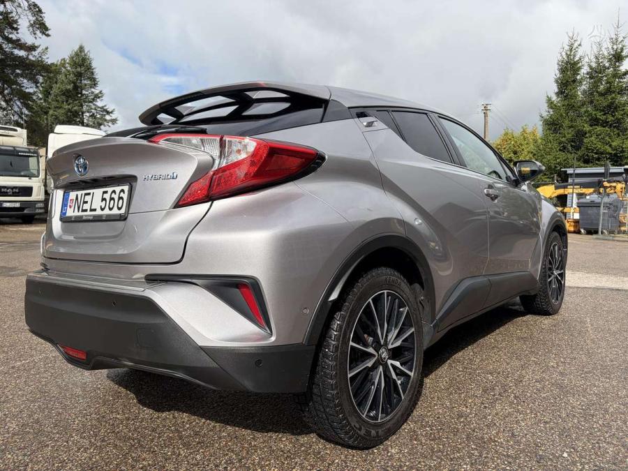Grey Toyota C-HR 2018 in Utena, with an engine capacity of 1.80 L and mileage of 106 thousand km for 16700 €, photo 7 on AUTOMOTO.COM.LV