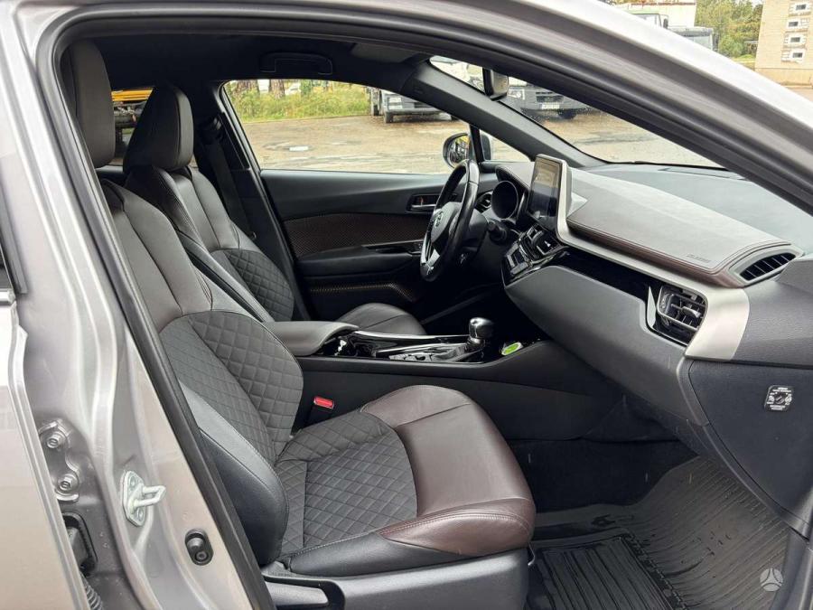 Grey Toyota C-HR 2018 in Utena, with an engine capacity of 1.80 L and mileage of 106 thousand km for 16700 €, photo 10 on AUTOMOTO.COM.LV