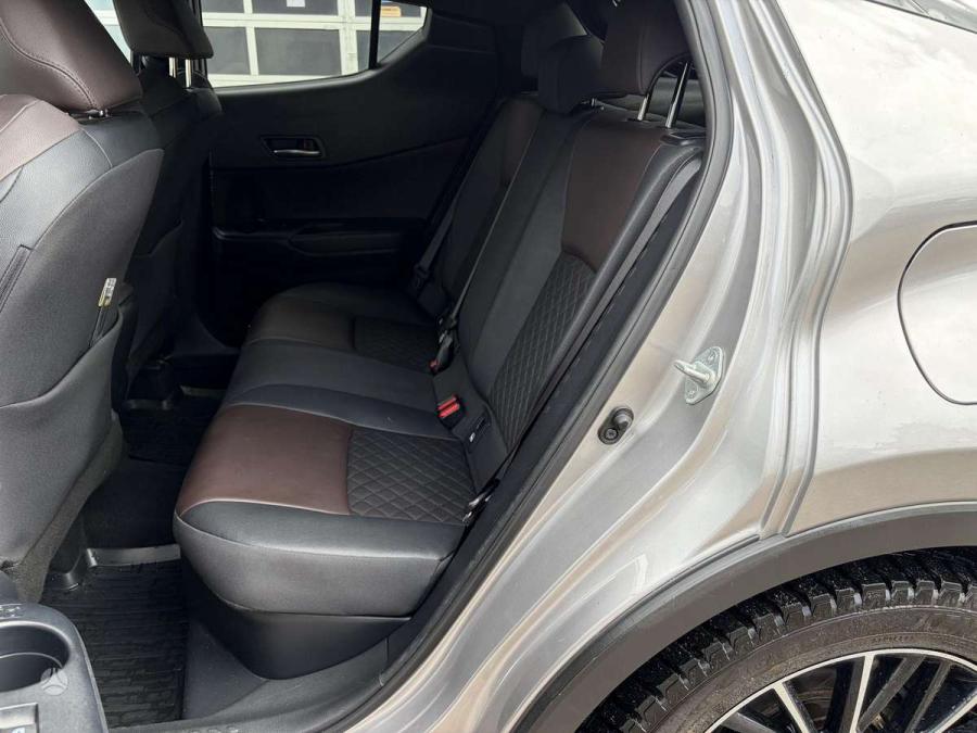 Grey Toyota C-HR 2018 in Utena, with an engine capacity of 1.80 L and mileage of 106 thousand km for 16700 €, photo 18 on AUTOMOTO.COM.LV
