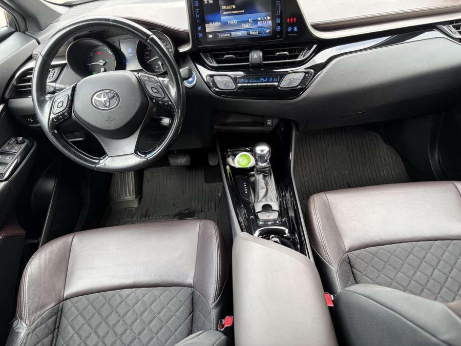 Grey Toyota C-HR 2018 in Utena, with an engine capacity of 1.80 L and mileage of 106 thousand km for 16700 €, photo 19 on AUTOMOTO.COM.LV