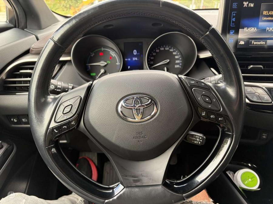 Grey Toyota C-HR 2018 in Utena, with an engine capacity of 1.80 L and mileage of 106 thousand km for 16700 €, photo 25 on AUTOMOTO.COM.LV
