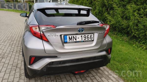 Grey Toyota C-HR 2018 in Riga, with an engine capacity of 1.80 L and mileage of 86 thousand km for 15500 €, photo 4 on AUTOMOTO.COM.LV