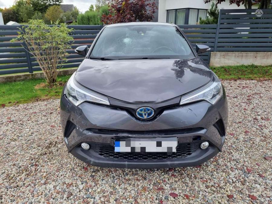Серый Тойота C-HR 2018 в Алитус, объемом двигателя 1.80 л и пробегом 72 тыс. км за 9500 €, фото 3 на AUTOMOTO.COM.LV