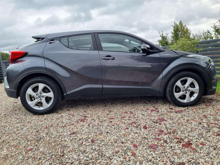 Серый Тойота C-HR 2018 в Алитус, объемом двигателя 1.80 л и пробегом 72 тыс. км за 9500 €, фото 6 на AUTOMOTO.COM.LV