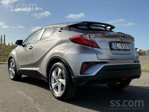 Pelēks Toyota C-HR 2018 Liepāja, ar dzinēja tilpumu 1.80 L un nobraukumu 110 tūkst. km par 14950 €, foto 3 vietnē AUTOMOTO.COM.LV