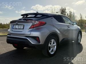 Pelēks Toyota C-HR 2018 Liepāja, ar dzinēja tilpumu 1.80 L un nobraukumu 110 tūkst. km par 14950 €, foto 5 vietnē AUTOMOTO.COM.LV