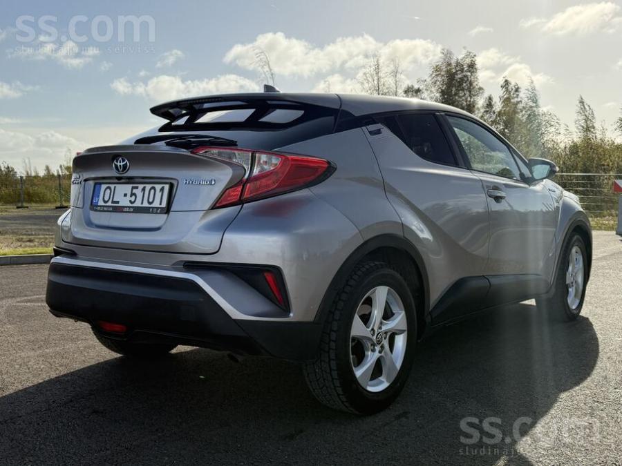 Pelēks Toyota C-HR 2018 Liepāja, ar dzinēja tilpumu 1.80 L un nobraukumu 110 tūkst. km par 14950 €, foto 5 vietnē AUTOMOTO.COM.LV